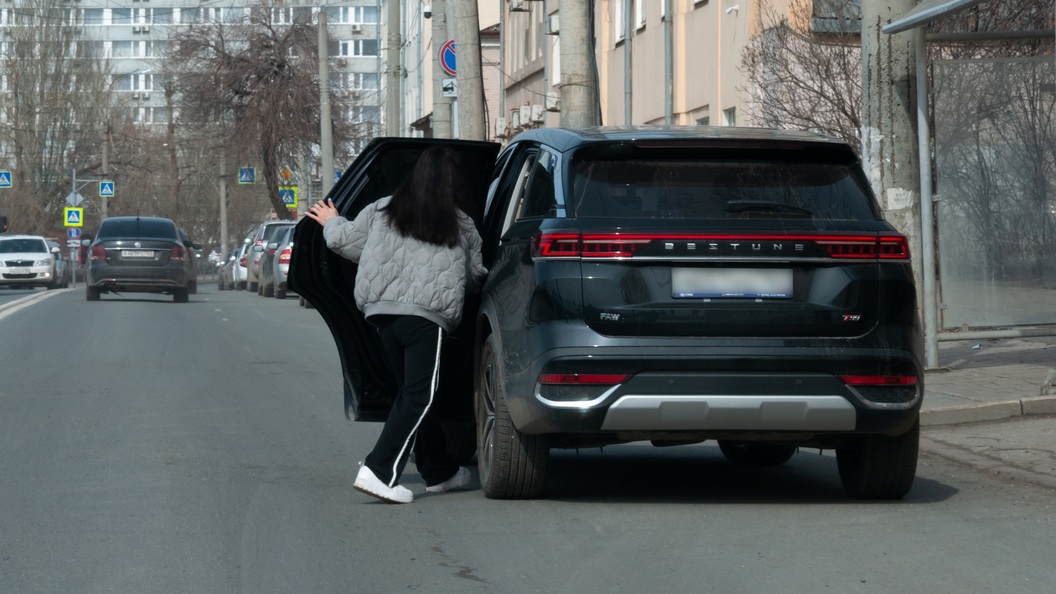 На МКАДе заметили китайский седан FAW Bestune B70 с шильдиком Lada