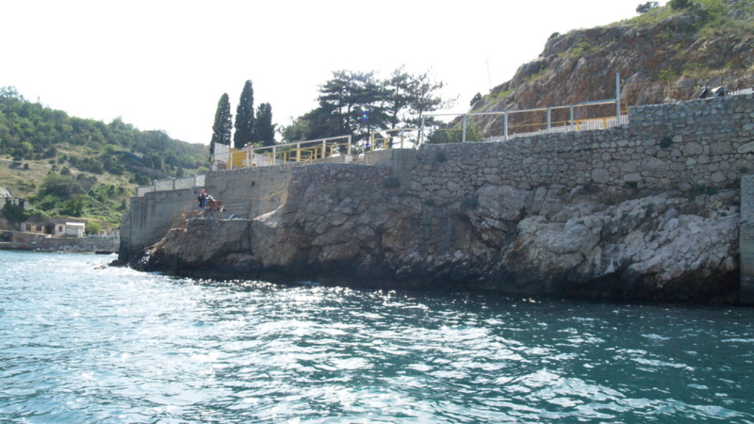 В Крыму мужчина в трусах с ружьём наперевес до смерти напугал ...